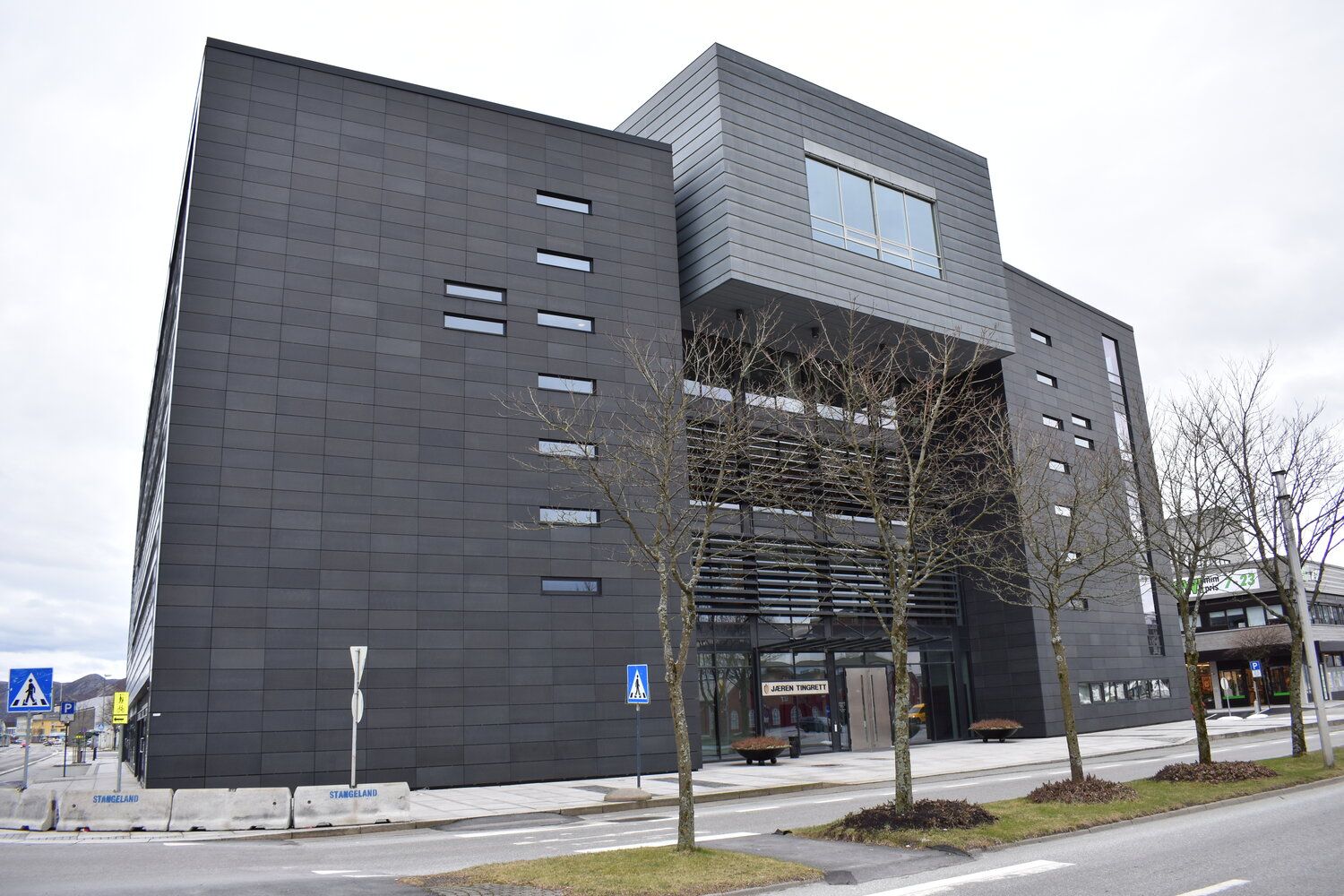 Jæren Tingrett Sandnes - Sort granittfasade fra Modena